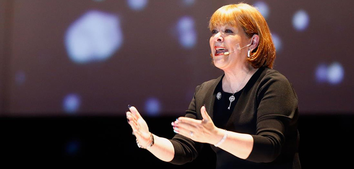 Dan Macuga entrevista a Conchita Vargas Lugo en las oficinas de USANA