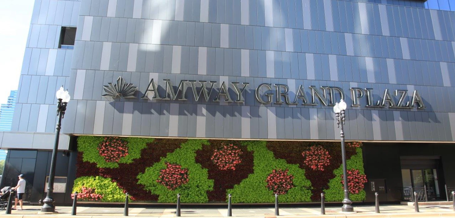 Amway instala un gran muro viviente en el Centro de Grand Rapids