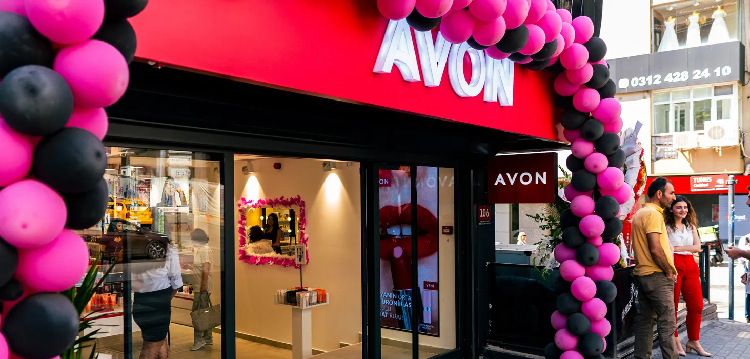 Avon da un paso adelante con sus primeras tiendas físicas en este país